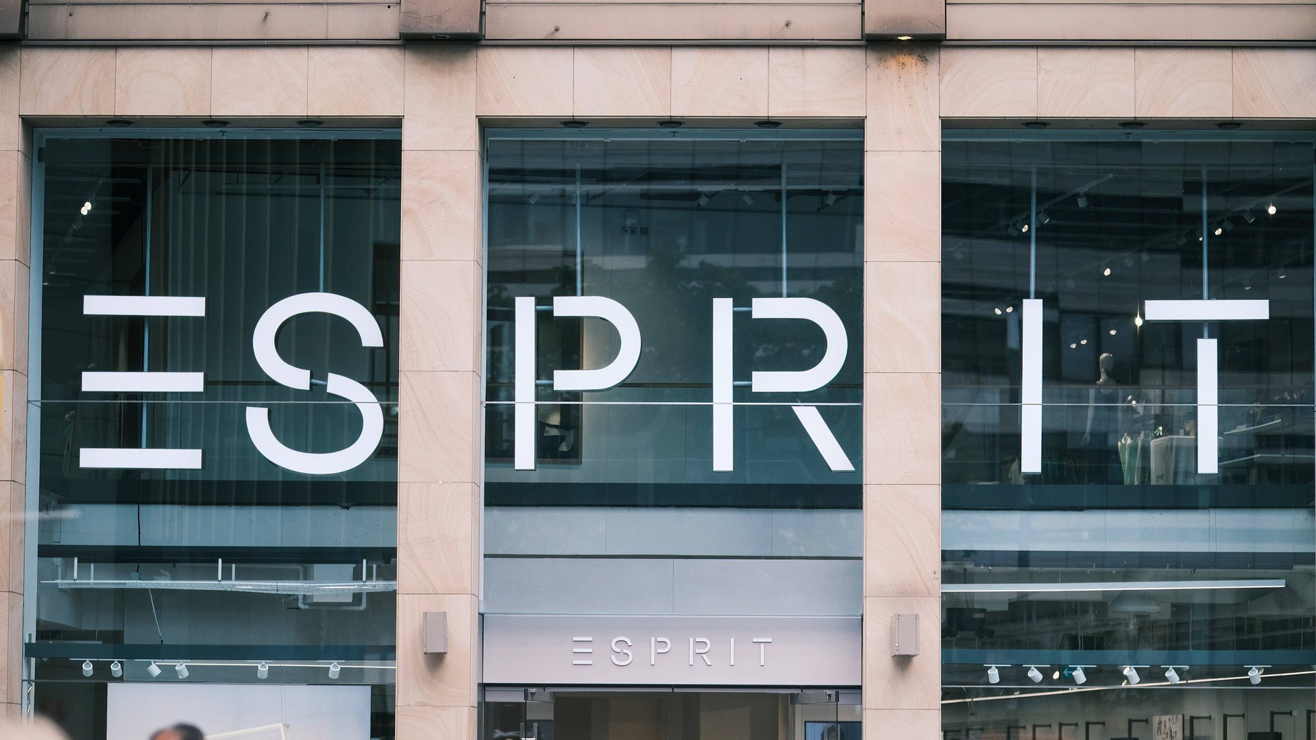 Deichmann übernimmt Markenrechte nach Insolvenz von Esprit: Was Kunden ...