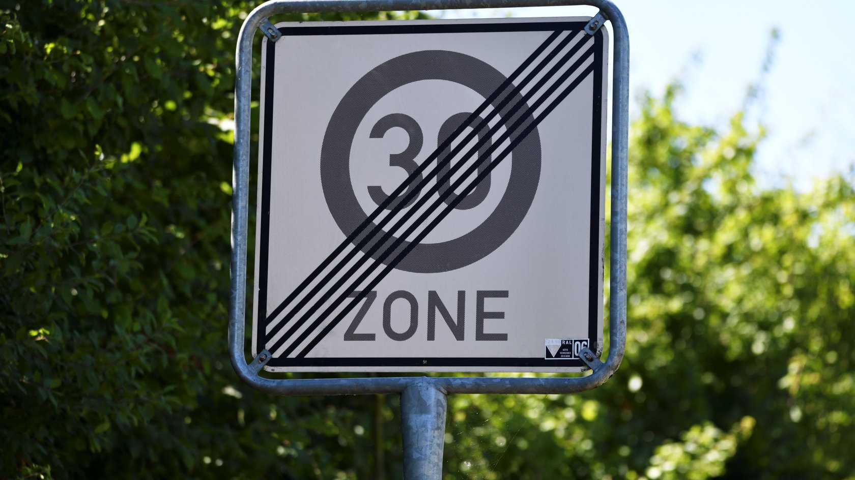 Tempolimit-Schild im Wald sorgt für hitzige Diskussion: „Wie schnell ...