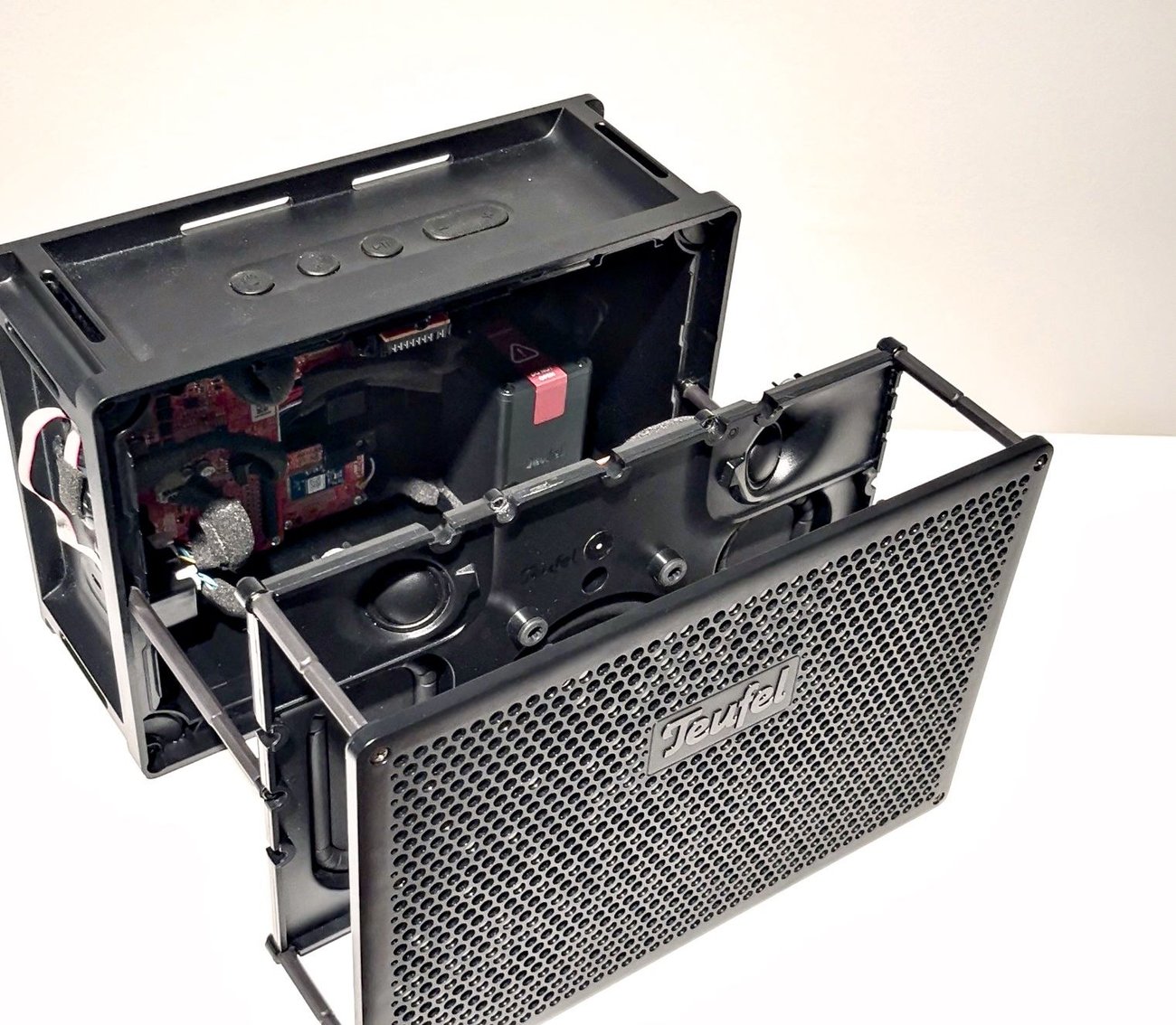 Teufel zeigt besonderen Lautsprecher, auf den viele gewartet haben