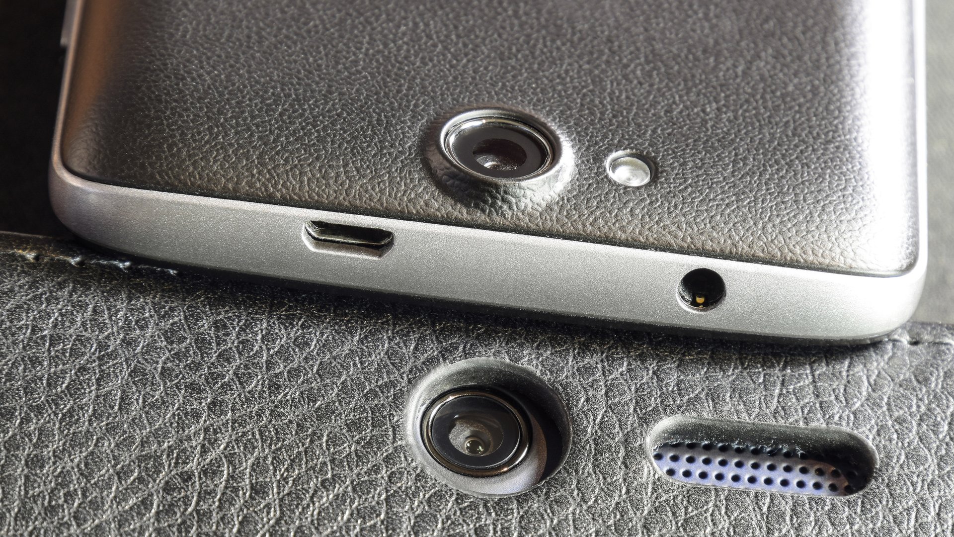 Ladebuchse reinigen: Staub und Schmutz entfernen