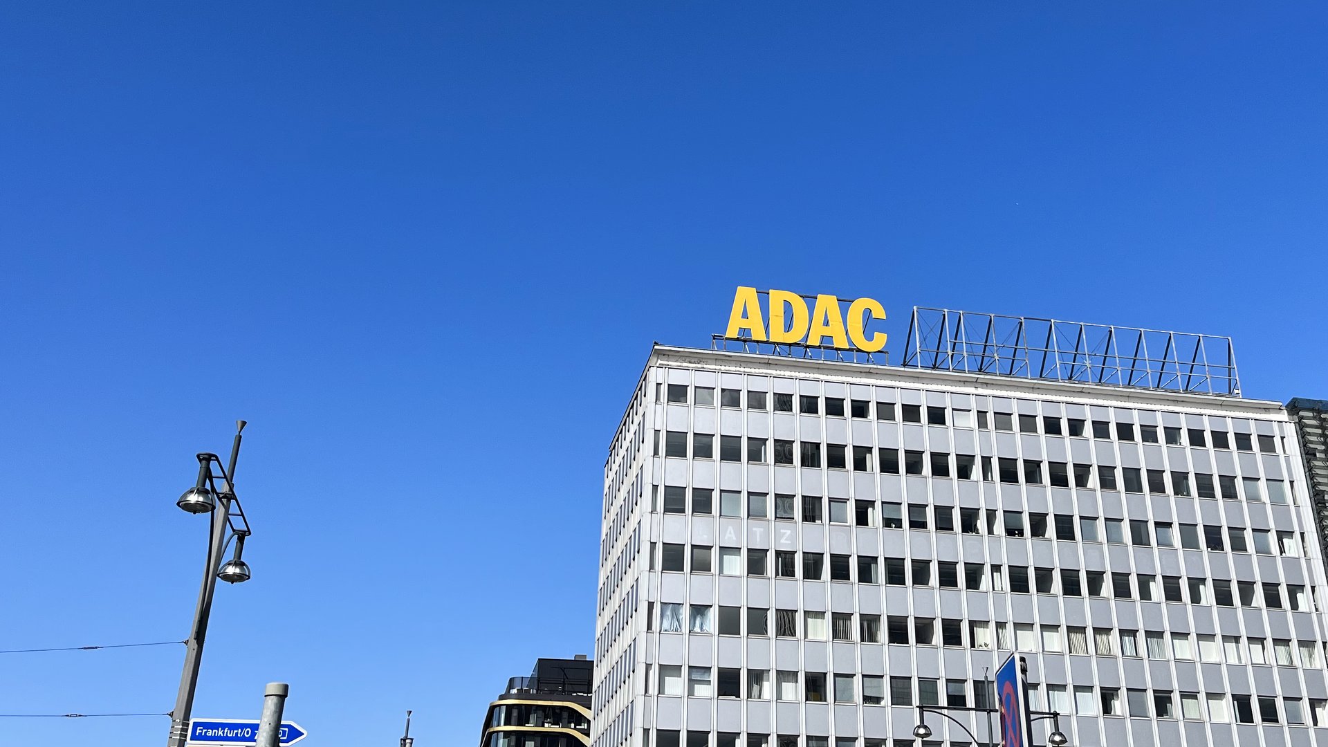 Ihr wollt die Kfz-Versicherung wechseln? ADAC-Tipps zum Sparen