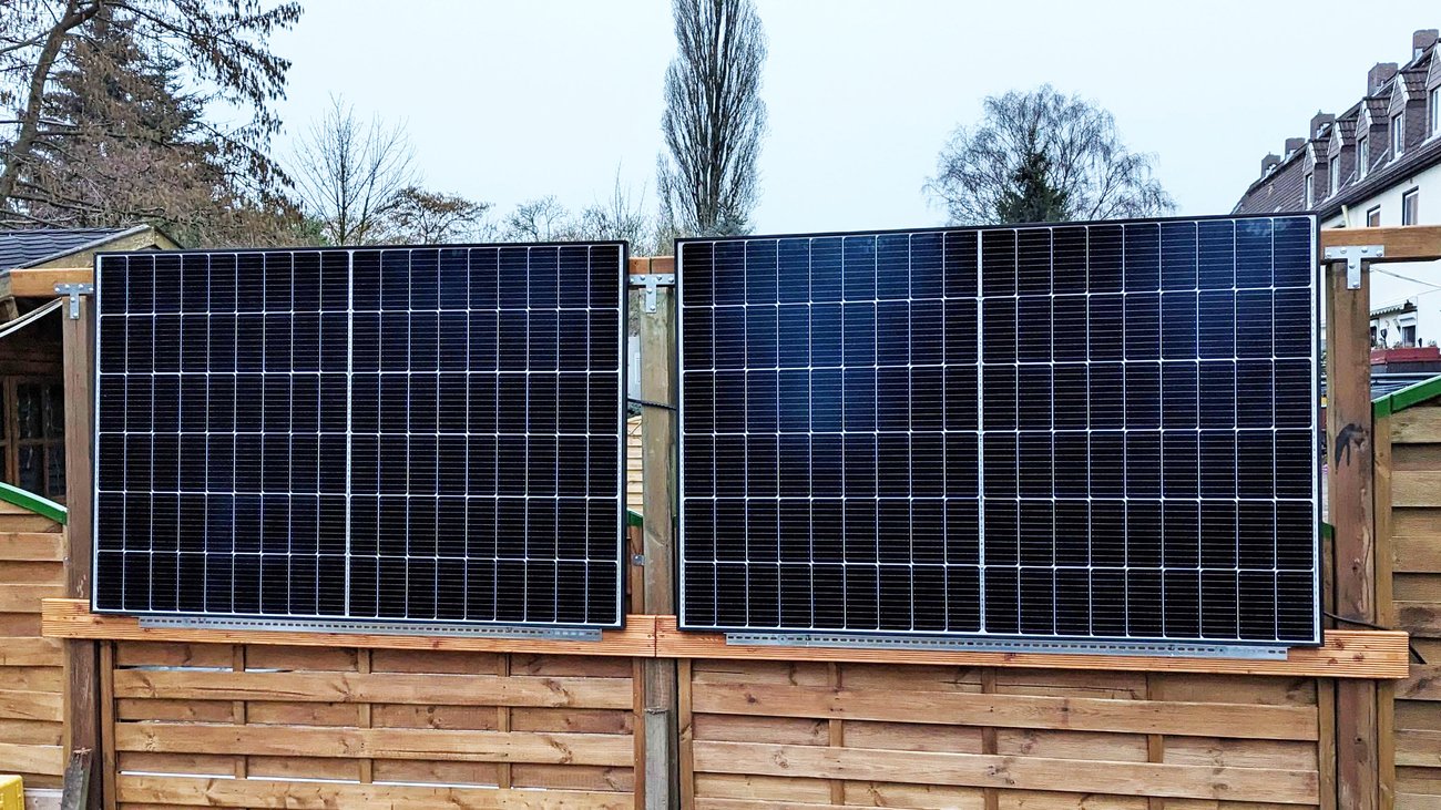 Balkonkraftwerk für den Zaun: Neues Komplett-Set mit besonderen ...