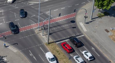 Links abbiegen: Sicher Kreuzungen überqueren mit Auto & Fahrrad