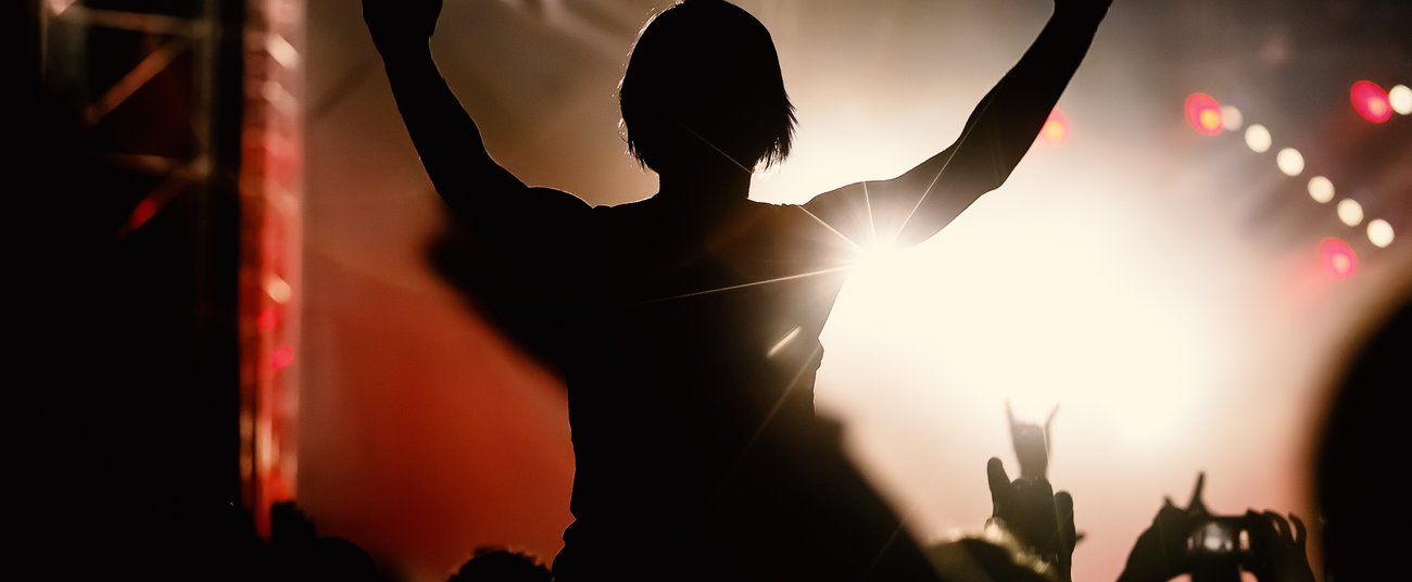 Emo: Das Wichtigste über Entstehung, Bands, Künstler und wichtige Alben ...