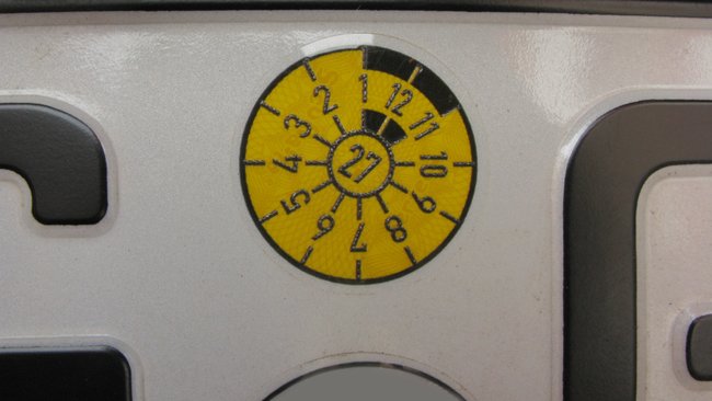 Aktuelle TÜV-Farben & Plakette richtig lesen – so geht's