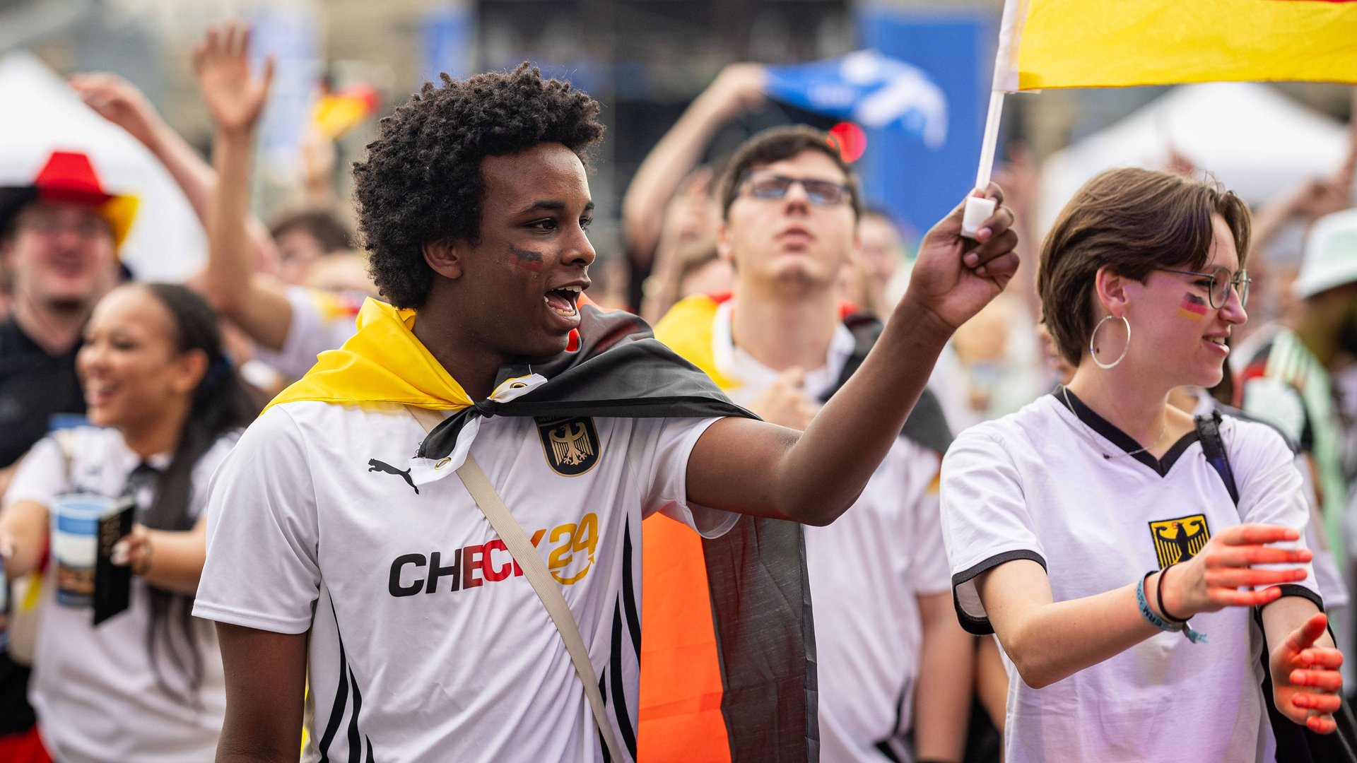 Gratis EM-Trikot von Check24: Diese Warnung sollten Fußball-Fans nicht ...